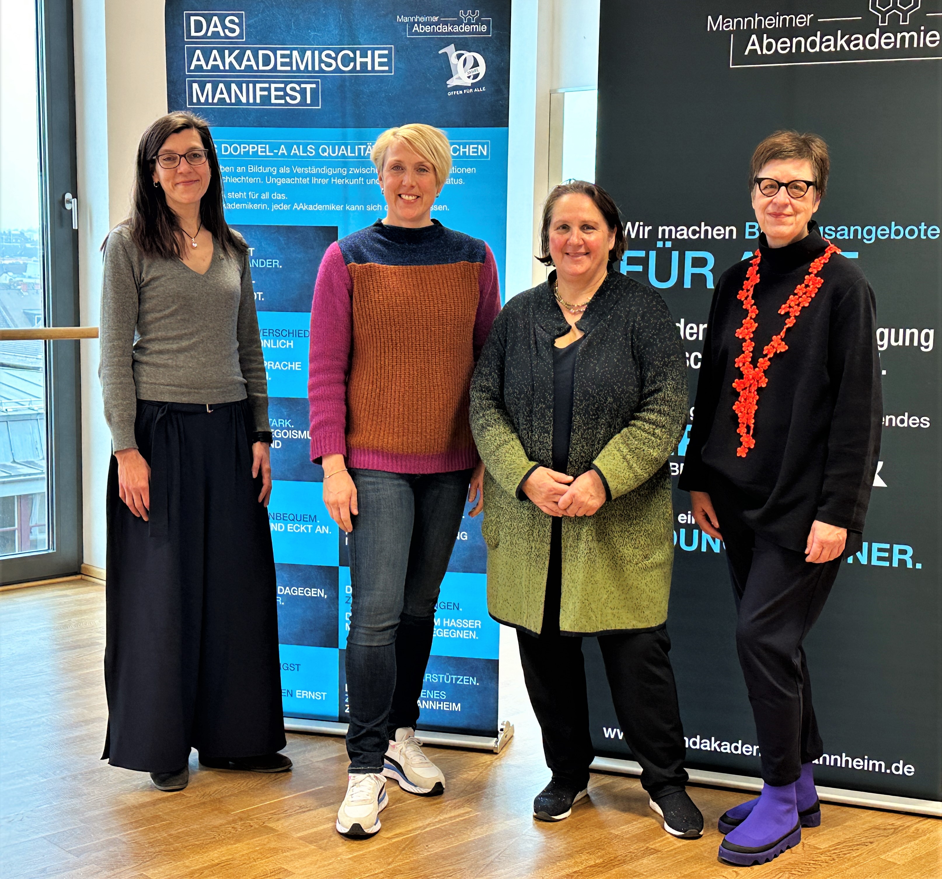 Kultusministerin und Alphabetisierungsbotschafterin besuchen GBZ Mannheim